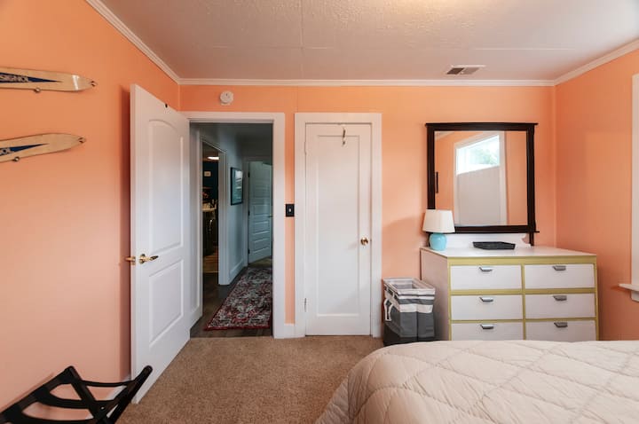 Cozy Coastal Getaway
4 Bedroom Home On Homer Spit - Homer, AK