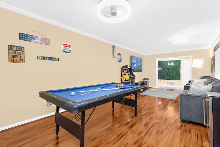 Pool Table | Arcade | Grill | Parking | 1gb Wifi - Montgomery, AL