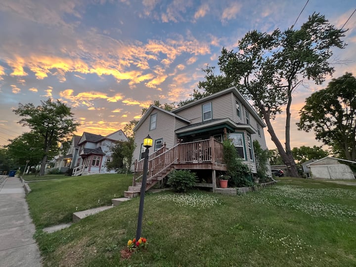 Spacious Comfortable Home In Kalamazoo! - Kalamazoo, MI