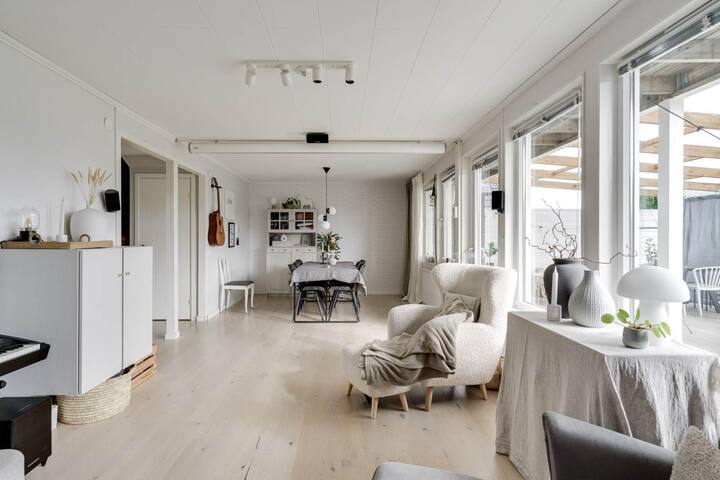 Stor Villa Med Pool Och Studsmatta - Örebro