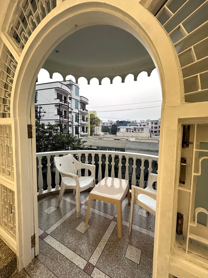 Rudraksh"the White Castle" - Entire House - Varanasi