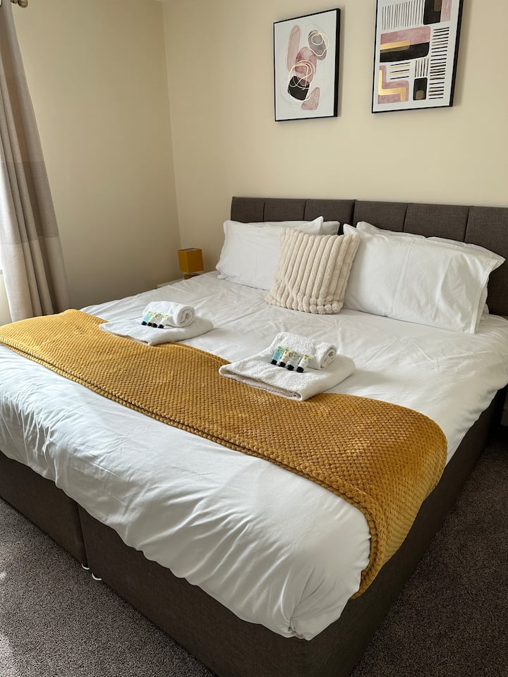 Yellow Sunflowers Flat In Stroud - Nailsworth