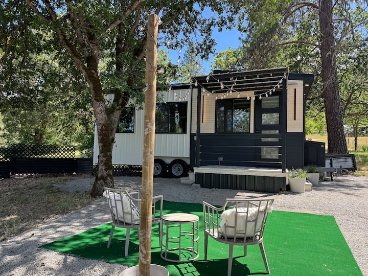 Little Wolf Tiny Home Cozy, Pet Friendly, Secluded - Jacksonville, OR