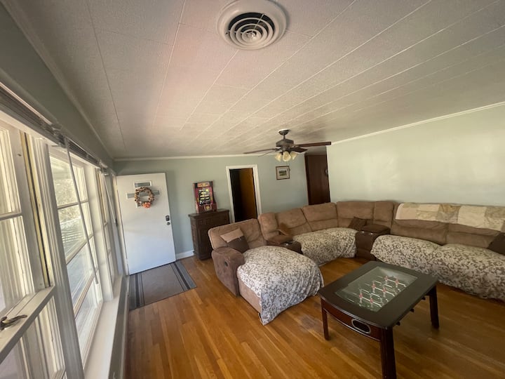 Comfort & Convenience In This 3br Brick Ranch - Winston-Salem, NC