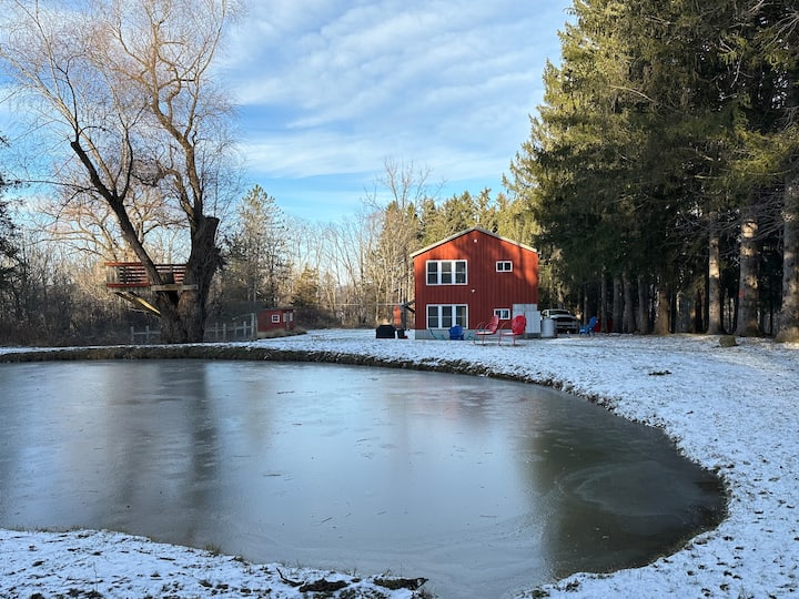 Modern Retreat-hiking, Waterfalls, Kingbed, Hottub - Lansing, NY