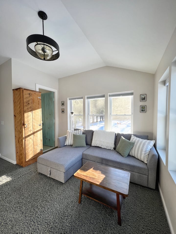 Modern Retreat-waterfalls, Hottub, King Bed, Cu - Ithaca