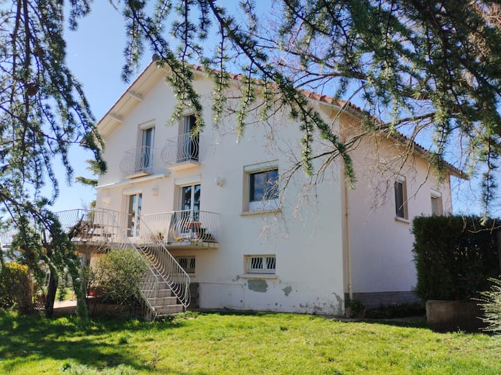 Maison Familiale, Spacieuse, Avec Jardin - Le Rozier
