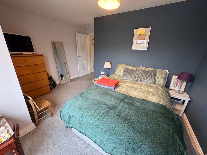 Large Double Room With Off-road Parking - Cheltenham