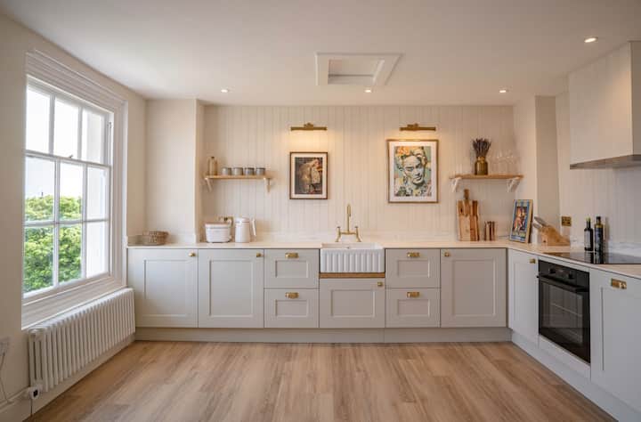 Trinity Square Loft
Old Town + Sea Views - Turner Contemporary