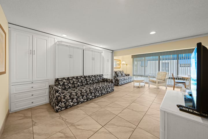 Gulf Breeze Getaway Studio Steps From The Sand - Longboat Key