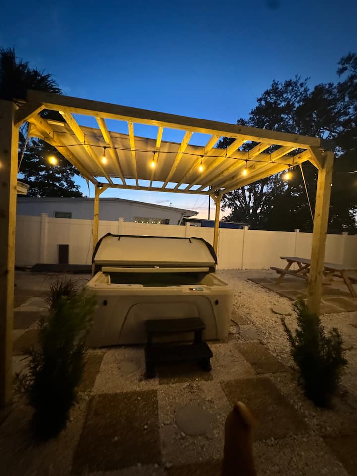 Remodeled Bayshore Getaway | Hot Tub + Fire Pit - Longboat Key, FL