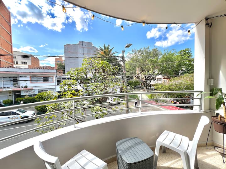 Best Spot Laureles, Balcón 2 Br & 500 Mb Speed - Medellín
