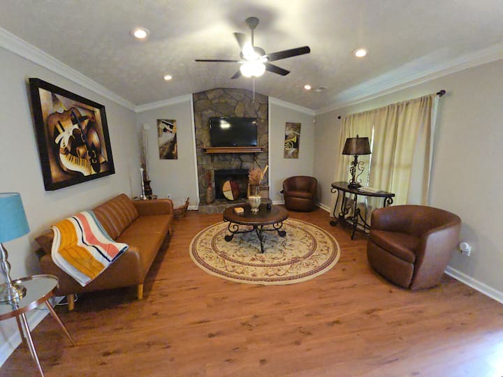 Relaxing House On The Hill - McDonough, GA