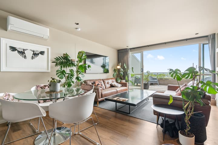 Stylish 1bd Flat & Car Park, Deck + Harbour Views - Auckland