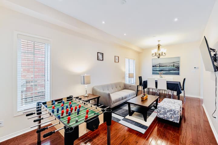 Spacious & Modern Space With Yard, Bbq, Ps4, Piano - Mississauga