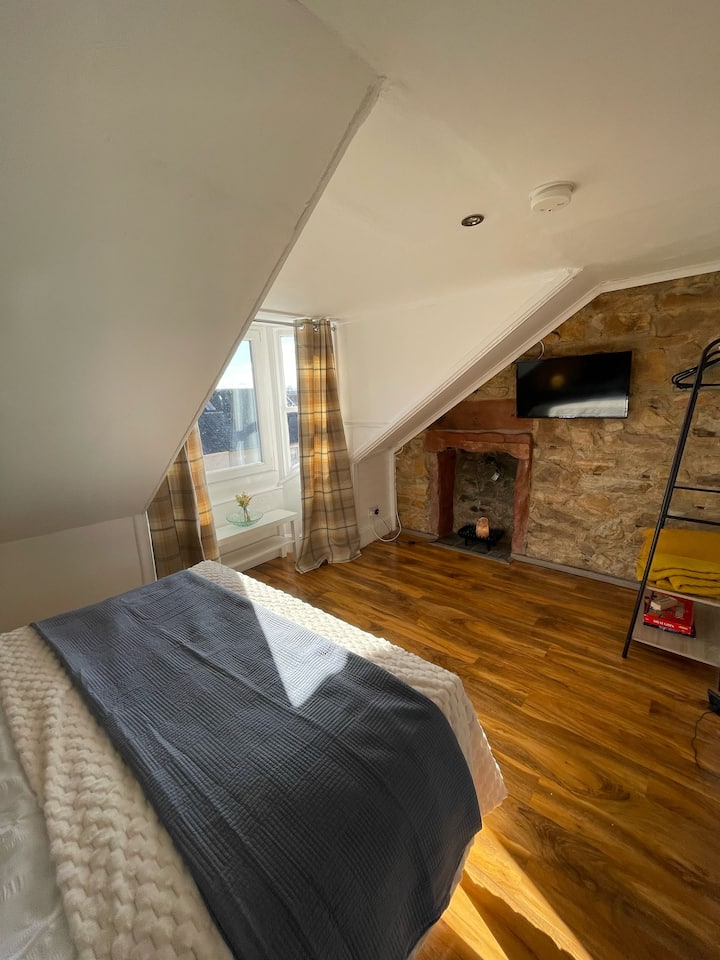 1 Bedroom Top Floor Flat - 羅撒西