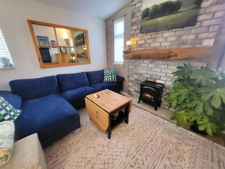 Owl Bear Den. Nestled In Nature - Coquitlam