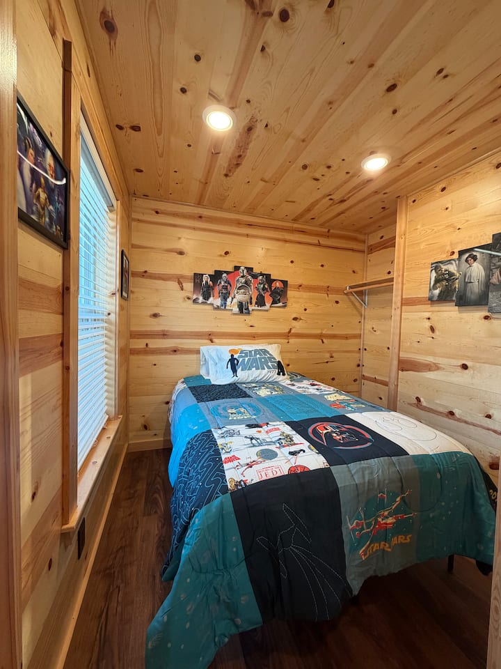 Star Wars Themed Cozy Cabin| Porch W/ Private Lake - Livingston, TX