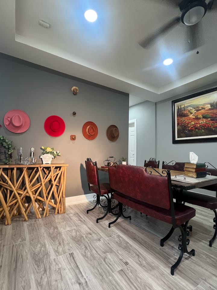 Chicago Gem. Multiple Free Parking, Massage Chair - Chicago