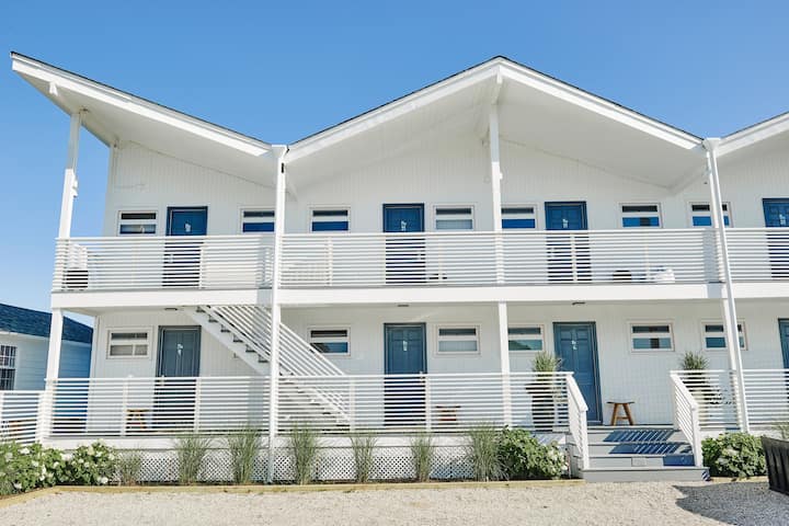 Beachside Retreat! 4 Relaxing Units, Free Parking - Montauk, NY