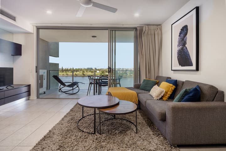 Stylish Apt W/ Water View, Large Balcony & Parking - Bribie Island