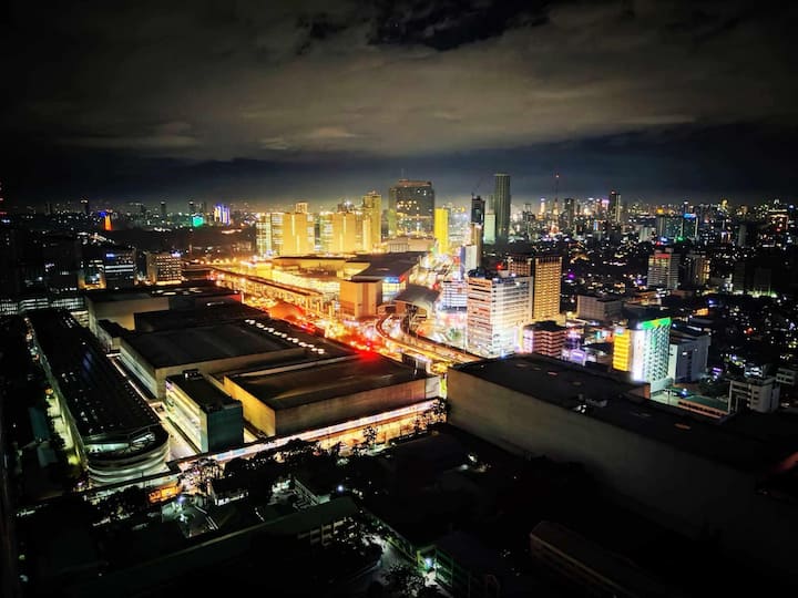 Clouds Rest 1 Bed With Balcony City Lights View. - Quezon City