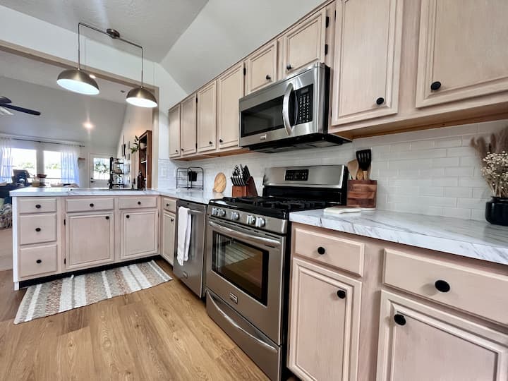 Clean & Cozy League City Haven You Can Call Home! - League City, TX