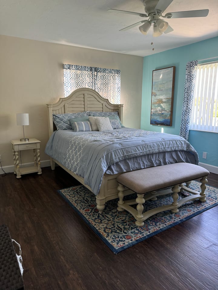 Relaxing 2 Bedroom Apartment Near Downtown - Fort Myers, FL