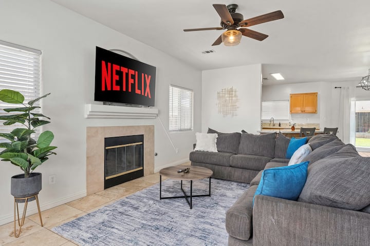 Spacious 4 Bd Home In Bakersfield/comfy Beds - Bakersfield, CA