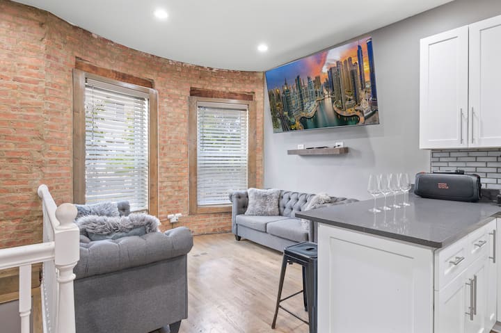 Luxury Condo | Karaoke, Ps5, Slushi & Huge 4k Tv’s - Gresham - Chicago