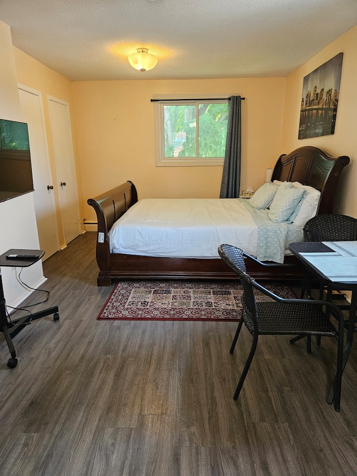 Hidden Haven Private Studio Apartment W/ King Bed - Ottawa