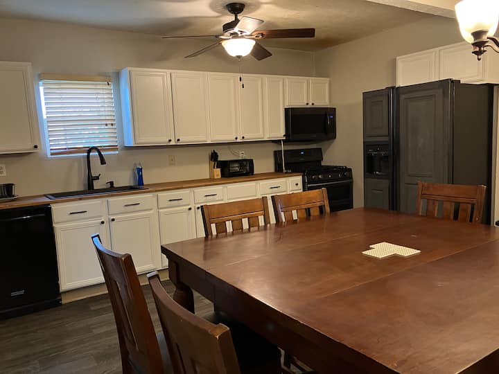 Cozy 4 Bed 2 Bath Omaha Home - Council Bluffs, IA