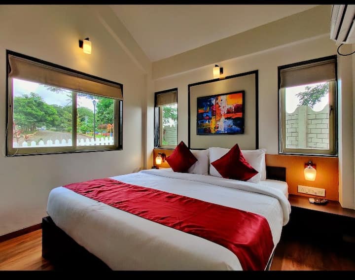 Luxury Villa With Common Pool - Karjat