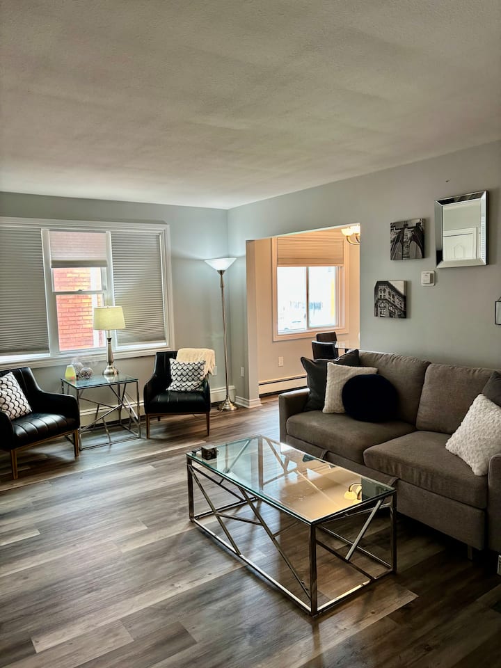 Stylish Hideaway: 1 Bedroom Gem Steps To Niagara! - Niagara Falls