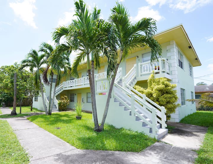 Honeycomb Hideout - Dania Beach, FL