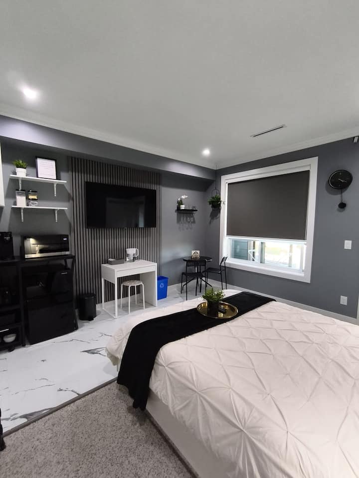 Cozy Private Suite | Separate Entry & Patio - Surrey