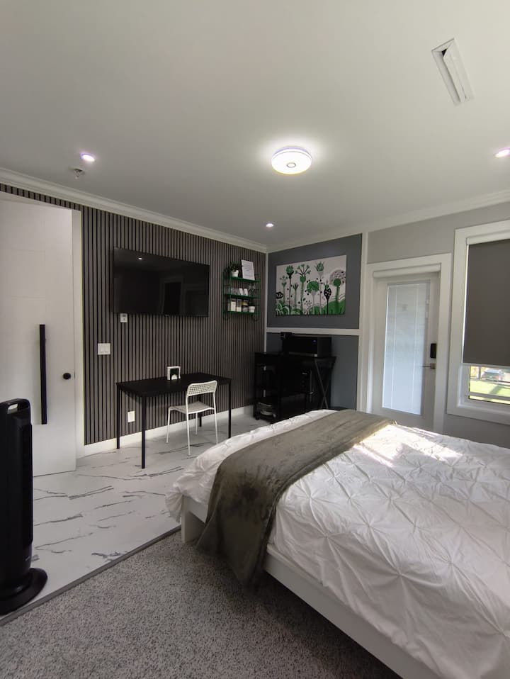 Comfortable Private Suite | Separate Entry & Patio - Surrey
