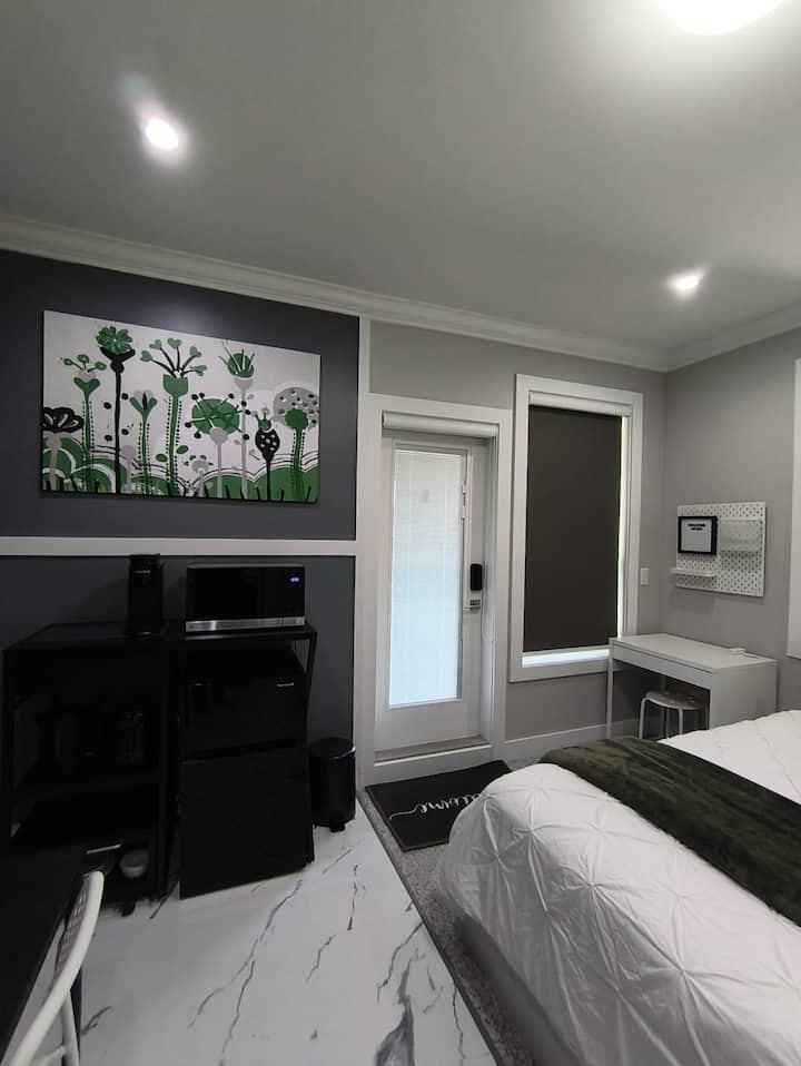 Comfortable Private Suite | Separate Entry & Patio - Surrey