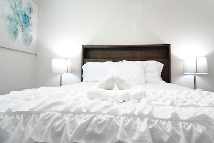 Modern Comfort | Play | Hot Tub | Prime Location - Tampa, FL