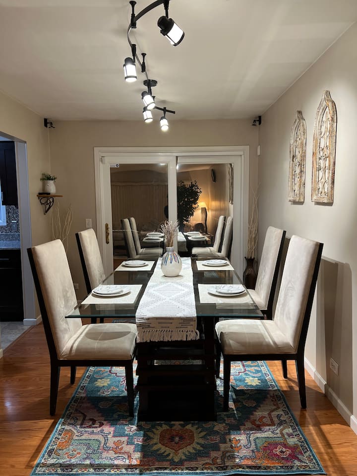 Luxe 3br, 2ba + Hot Tub - Chicago, IL