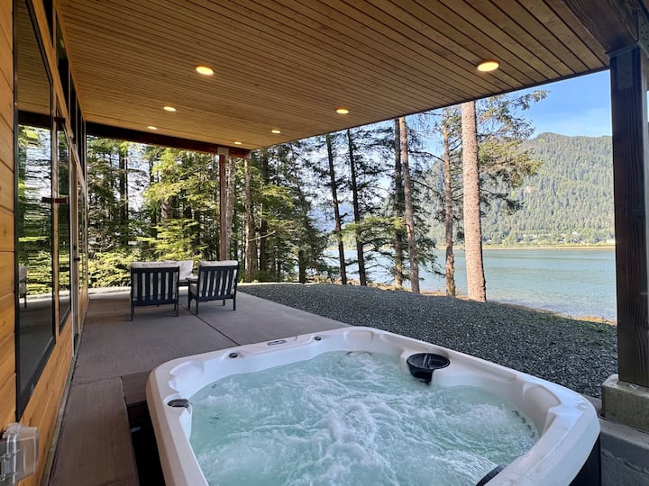 The Alpenglow: Waterfront Escape With Hot Tub - 주노