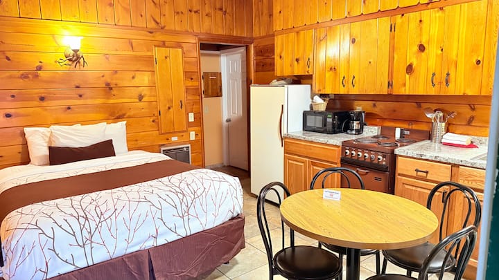 Two Queen Beds With Kitchen - Chelan, WA