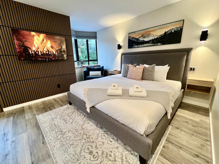 Village Penthouse Studio/kingbed/pool/hottub/sauna - Whistler