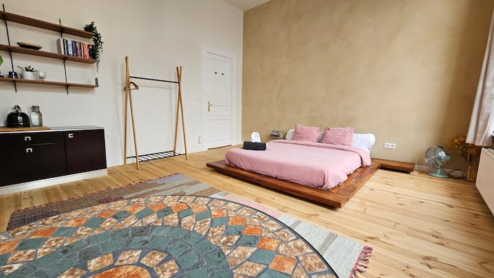 Bright And Spacious Bedroom. - ベルギー アントウェルペン