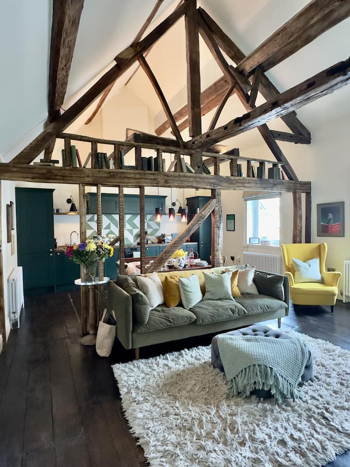 Luxury Beamed Loft With Views Over Ruthin Square - Ruthin