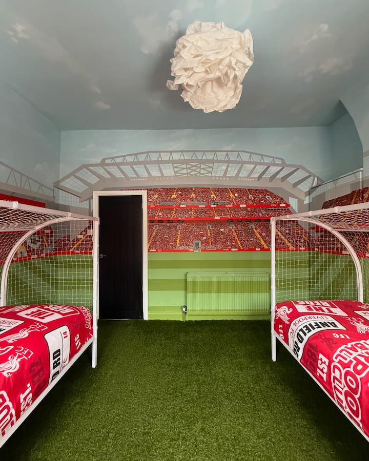 • Entire Lfc Themed House • Tiktok Famous Stay • - Liverpool, UK