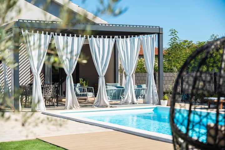 Holiday House-lungomare, With Heated Pool - Privlaka