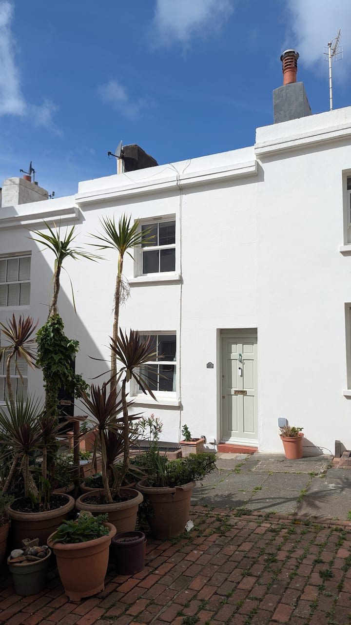 Seaside Two-bed House In Quiet Hove Mews - Brighton