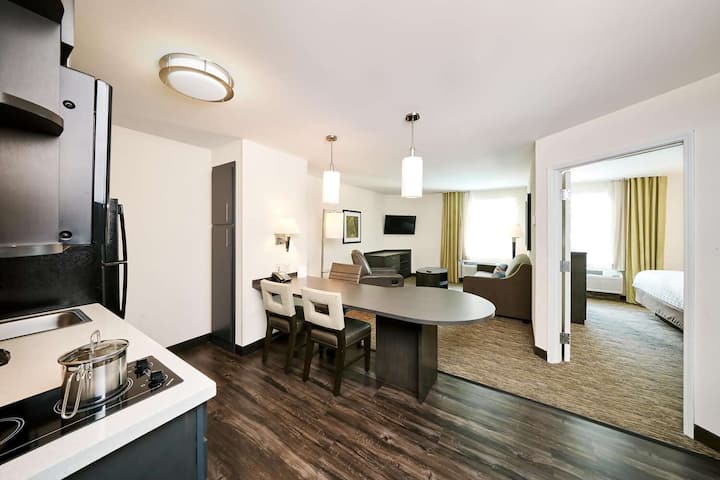 2 Comfortable Units! Near Michigan Stadium - Ann Arbor, MI