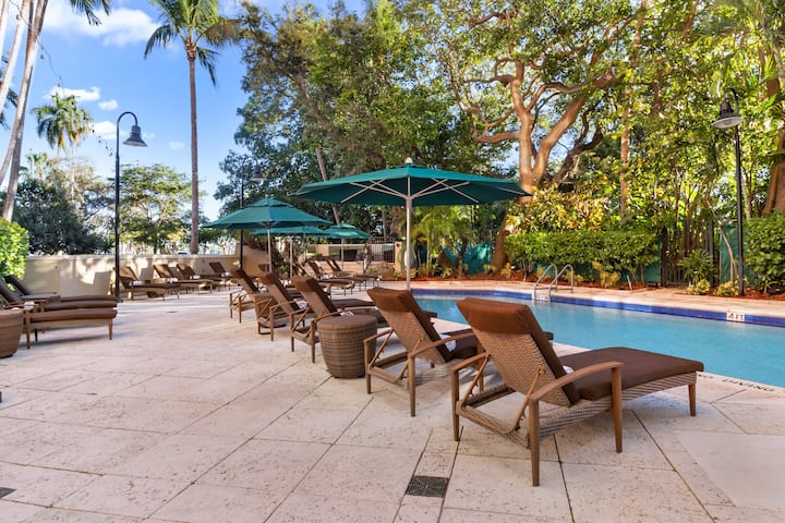 3 Convenient Units W/ Kitchen! Onsite Pool! - Miami